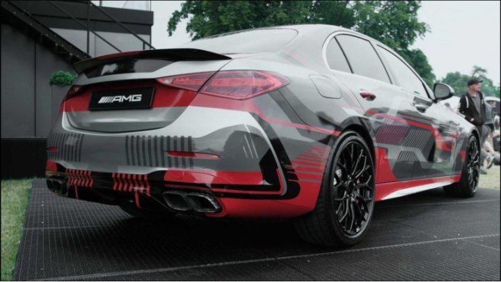 Гибридный Mercedes-AMG C63 2023 года скромно дебютировал на автосалоне ...