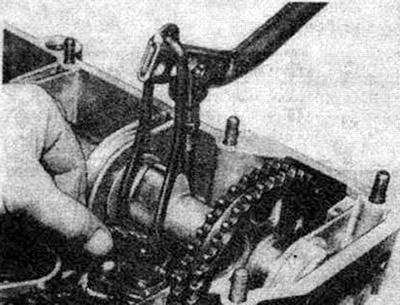 Rocker arm — removal and installation (Mercedes-Benz W126 1979-1991 ...